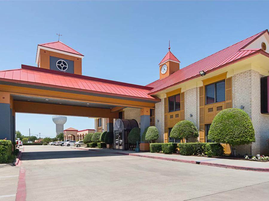 Cheap Hotel in Addison, TX | Red Roof